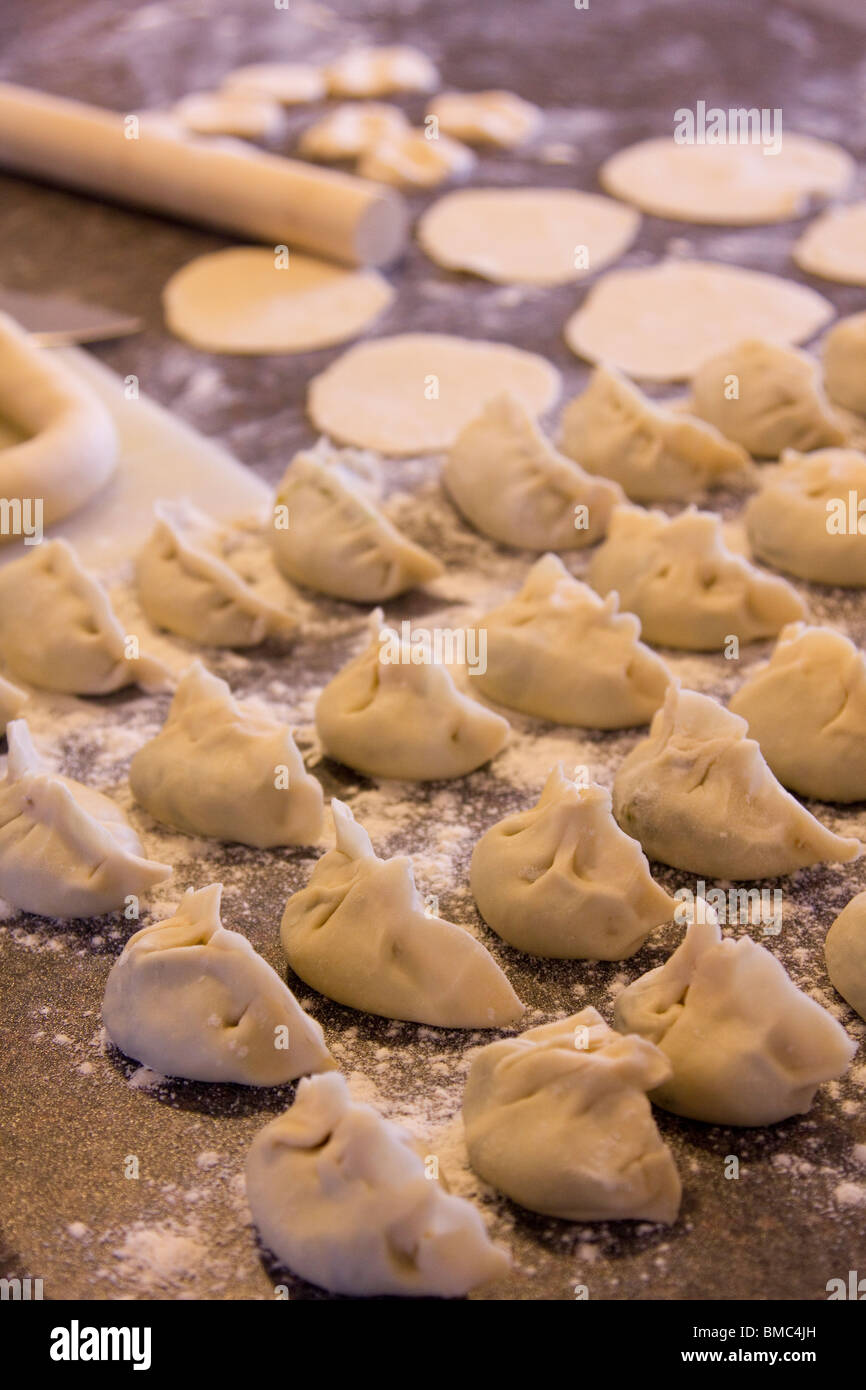 Making Chinese dumpling Stock Photo - Alamy