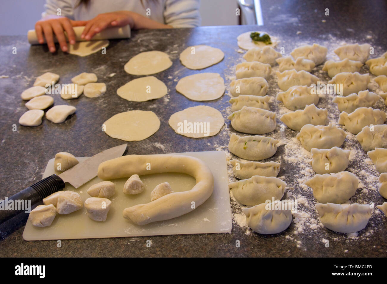 Making Chinese dumpling Stock Photo - Alamy