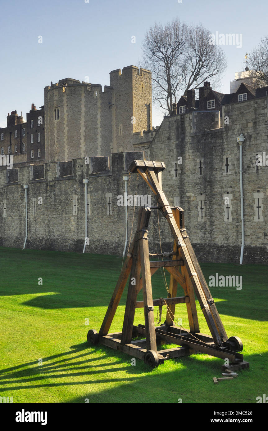 Catapult on the grounds of the Tower of London - London, United Kingdom ...