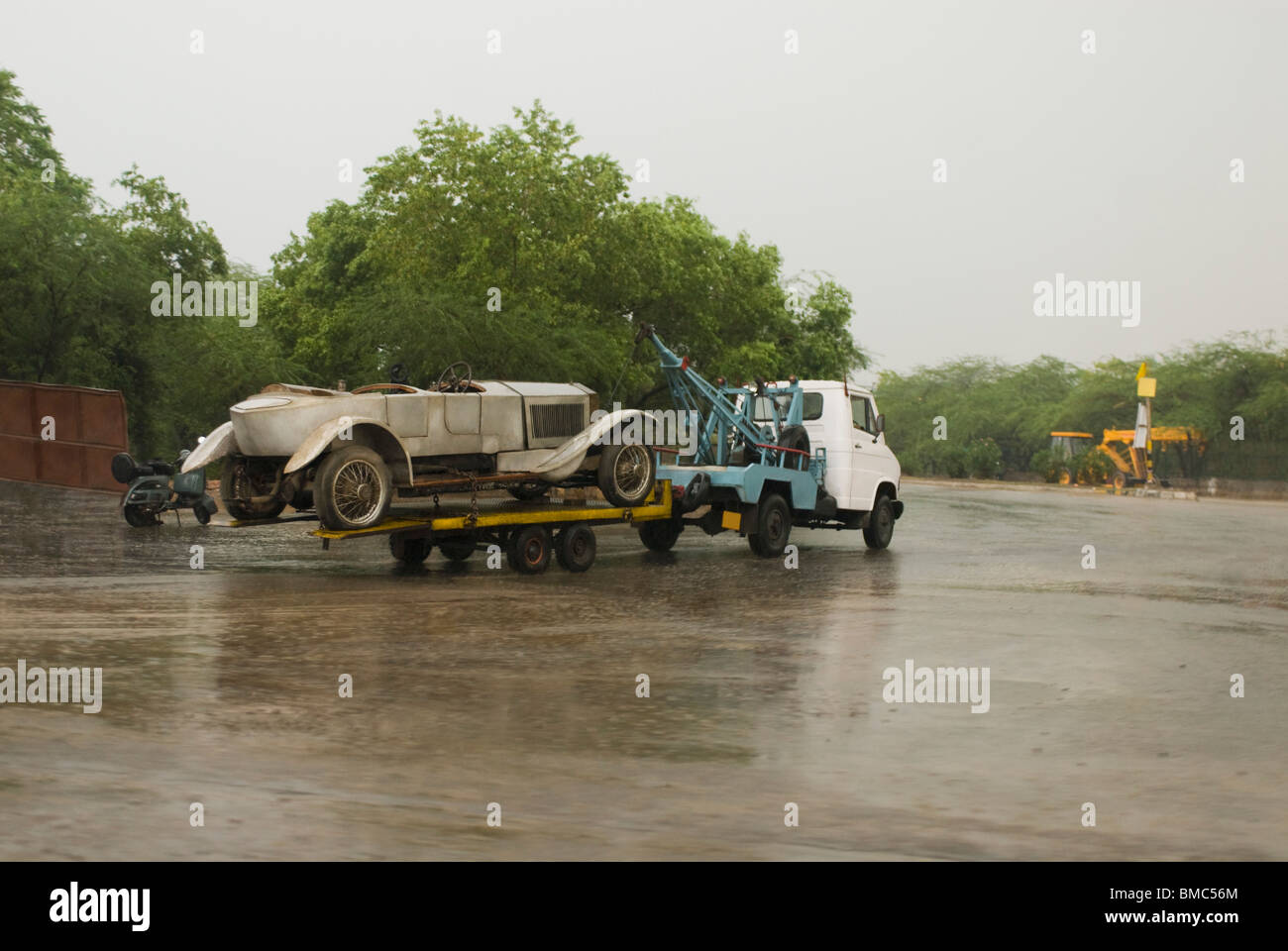 India truck crane hi-res stock photography and images - Alamy