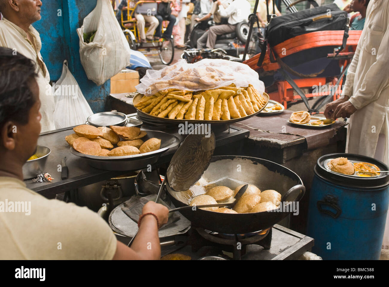 Delhi street food poori hi-res stock photography and images - Alamy