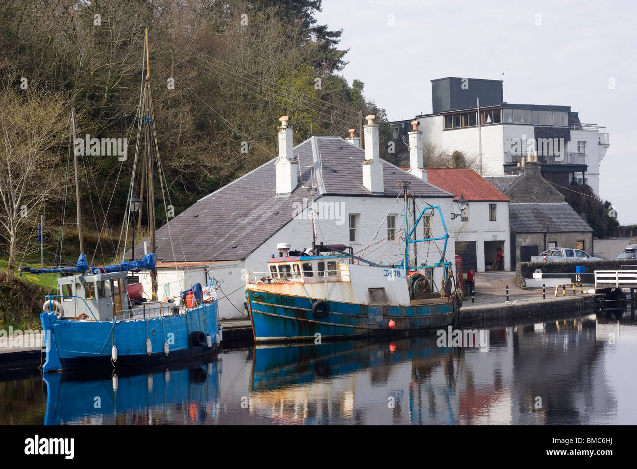 Crinan harbour boats hi-res stock photography and images - Alamy