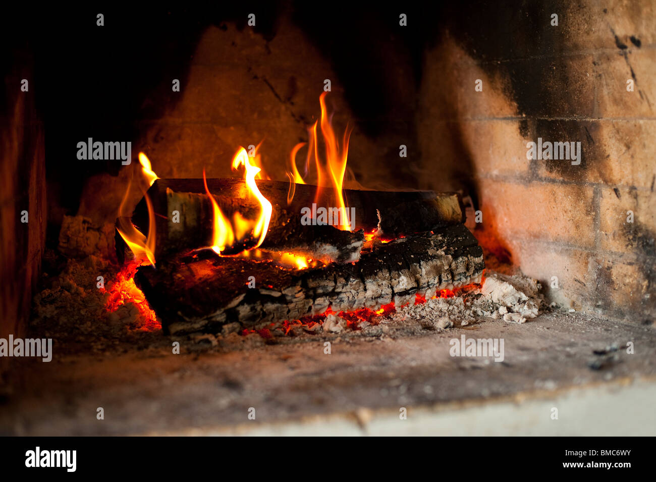 Fireplace logs flames hi-res stock photography and images - Alamy