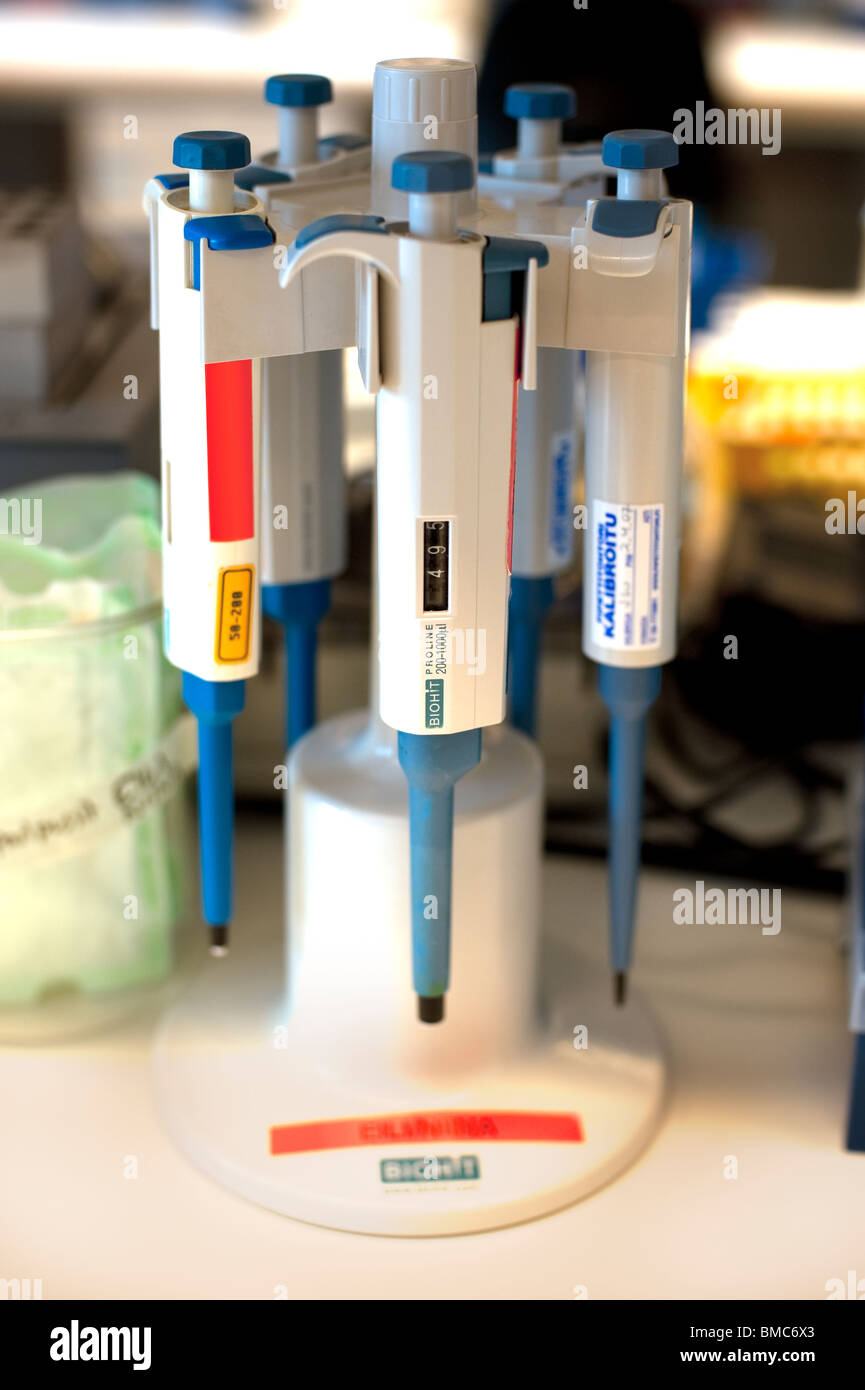 Micropipettes hi-res stock photography and images - Alamy