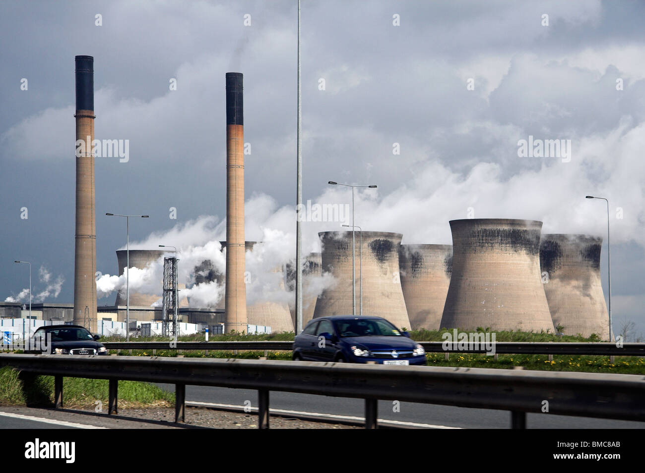 Ferrybridge Power Station, next to the M62 motorway, West Yorkshire ...