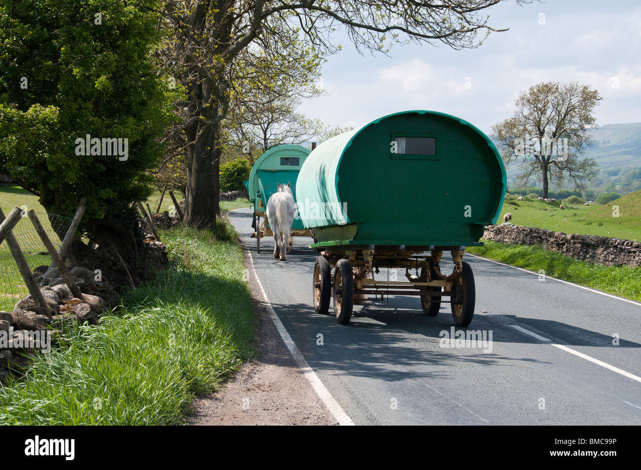 Bow top wagons hi-res stock photography and images - Alamy