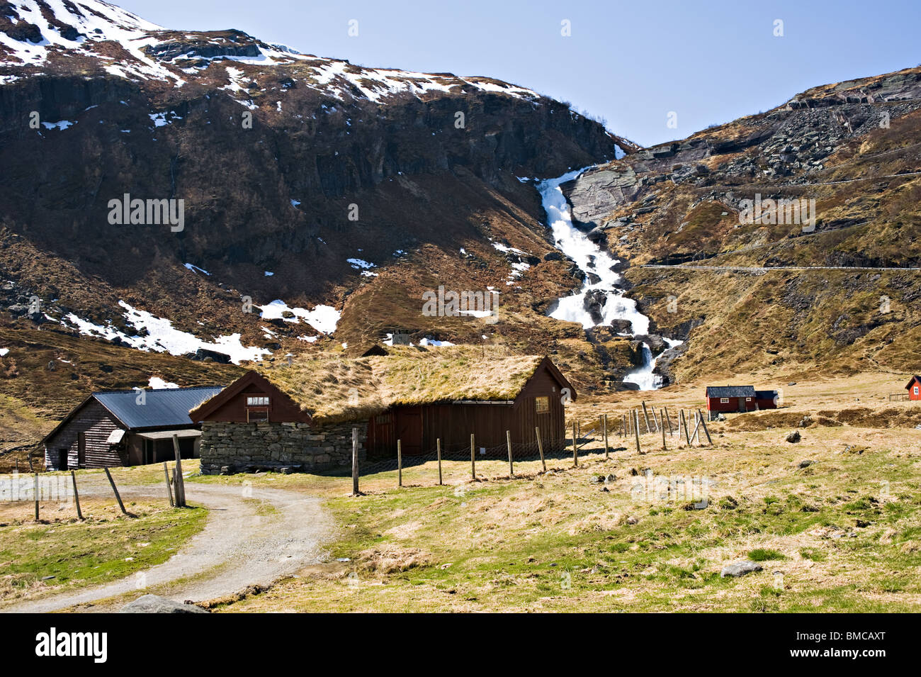 Hillside cabin hi-res stock photography and images - Alamy