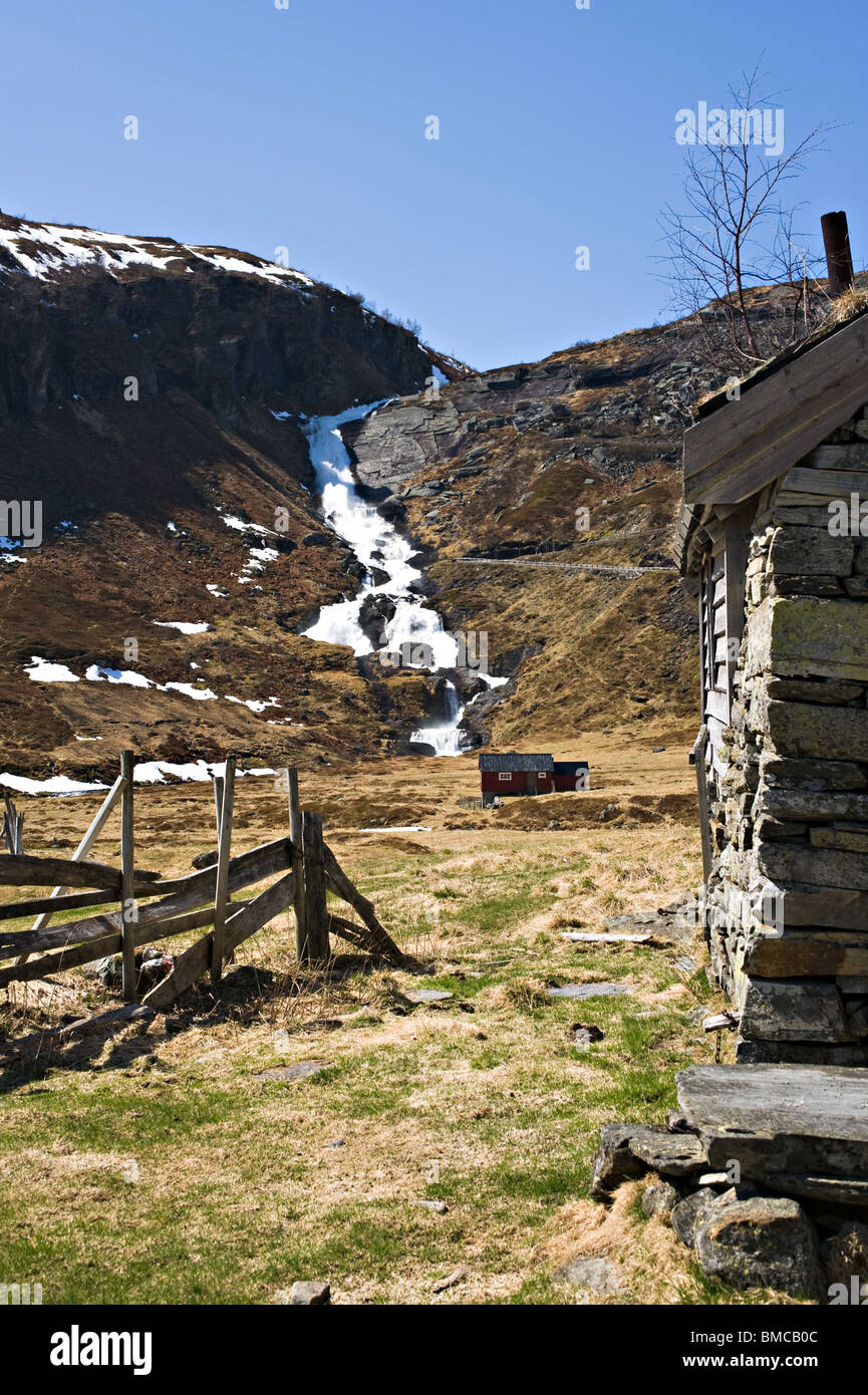 Hillside cabin hi-res stock photography and images - Alamy