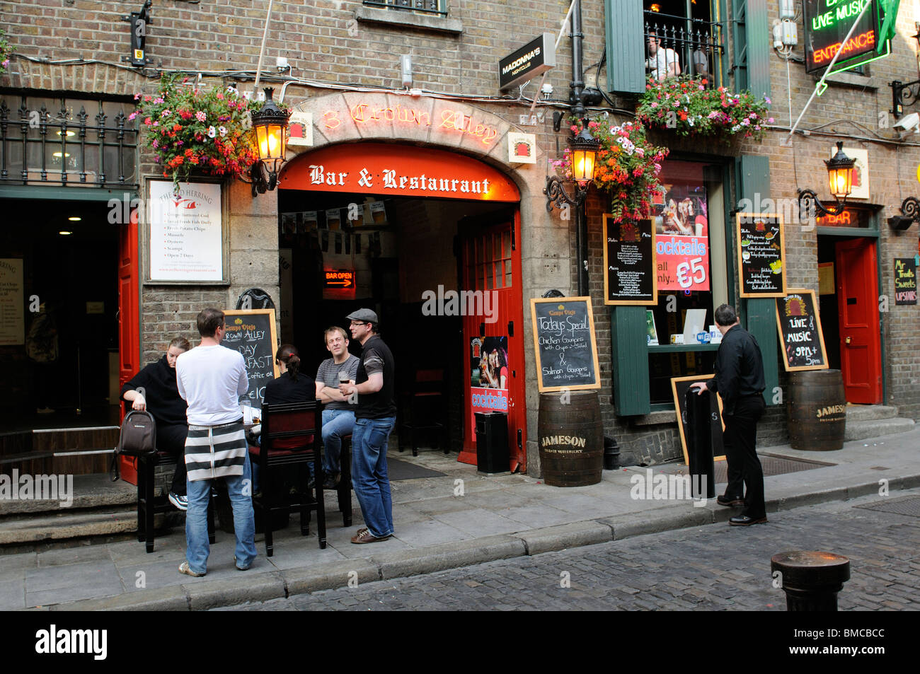 Brick alley pub hi-res stock photography and images - Alamy