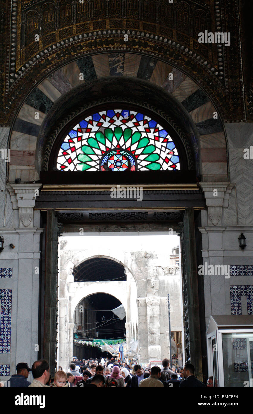 Main door mosque hi-res stock photography and images - Alamy