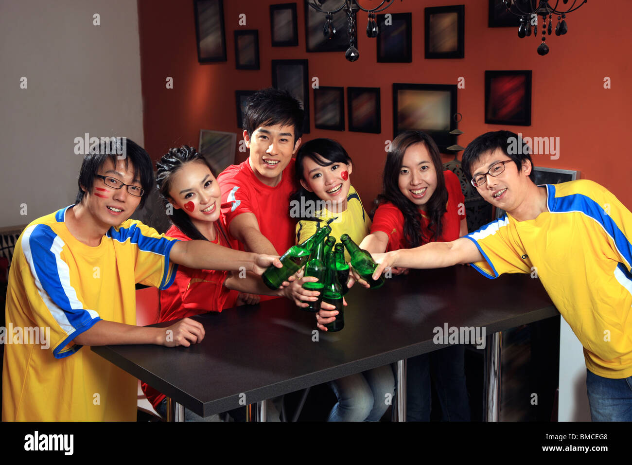 Group sports fans in bar hi-res stock photography and images - Alamy