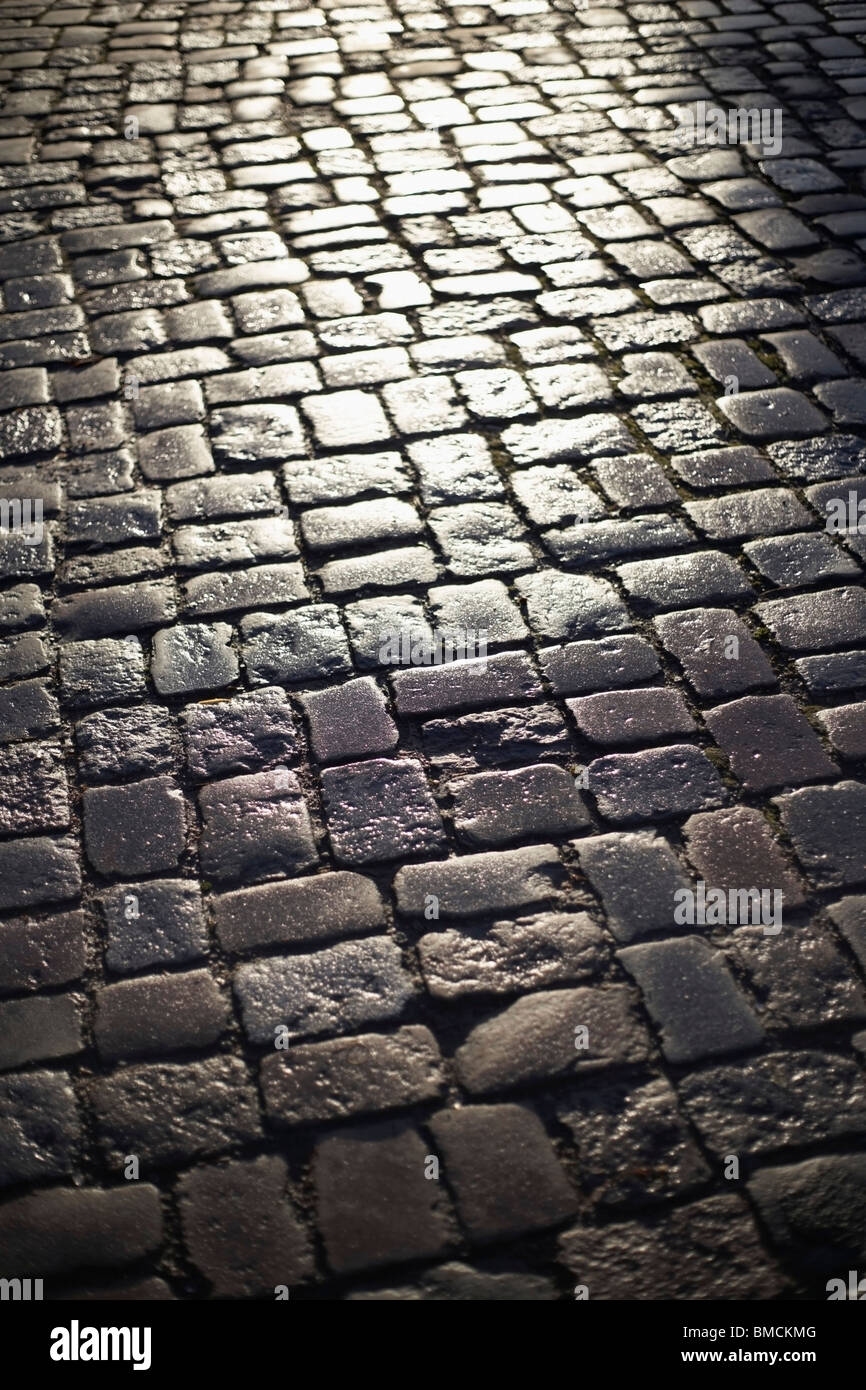 Wet cobbles street lighting hi-res stock photography and images - Alamy