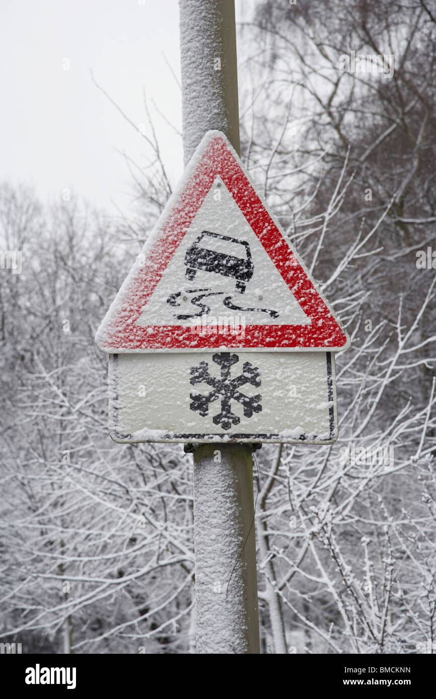 Slippery when frosty road sign hi-res stock photography and images - Alamy