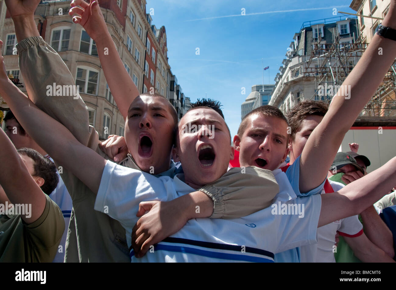 Group of people shouting hi-res stock photography and images - Alamy