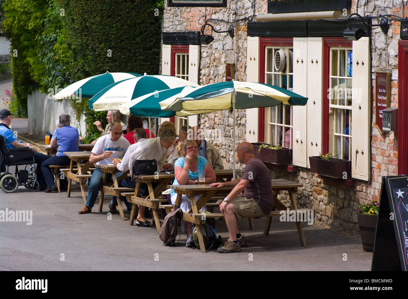 English pub outside seating hi-res stock photography and images - Alamy