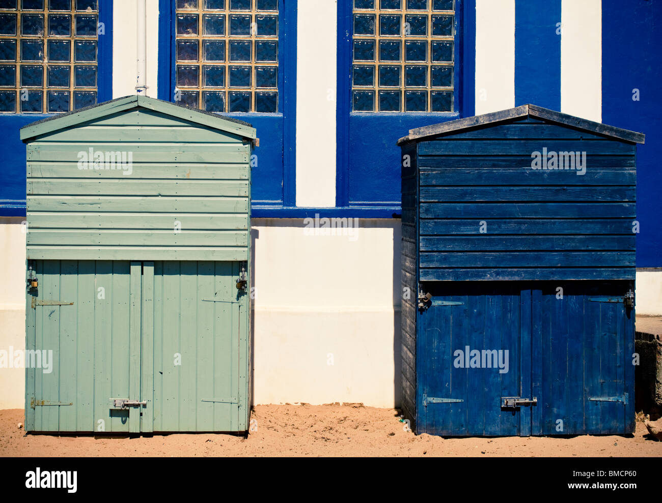 Stripy blue beach huts hi-res stock photography and images - Alamy