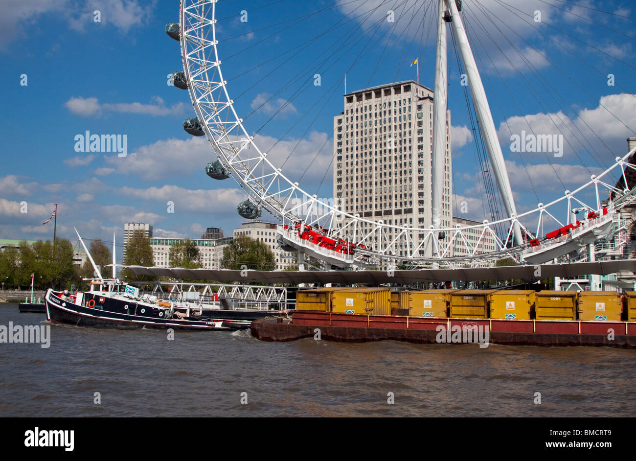 Tug boats on the river thames hi-res stock photography and images - Alamy