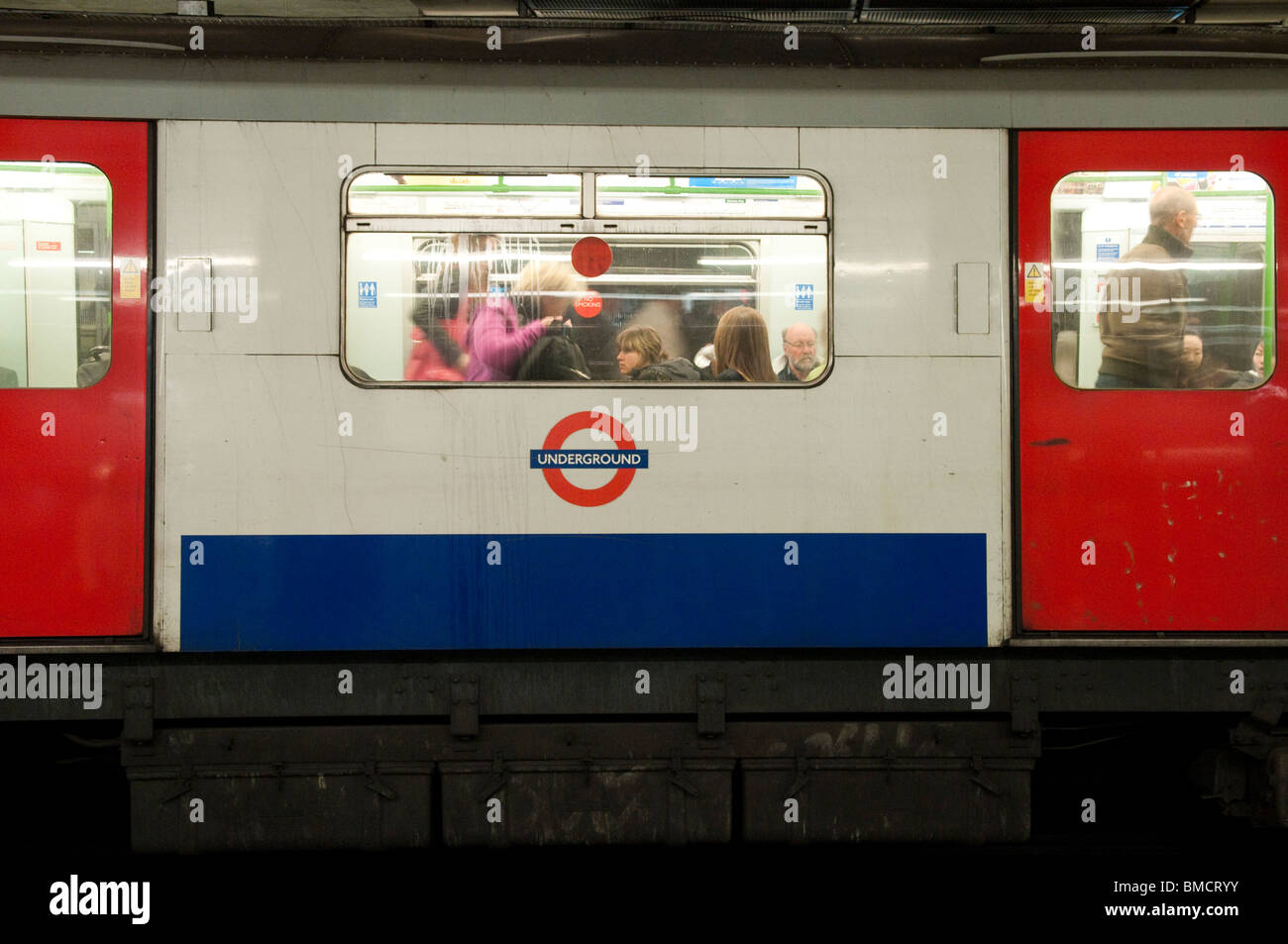 London underground train window hi-res stock photography and images - Alamy