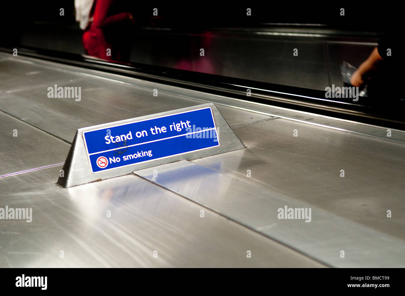 'Stand on the right' and 'no smoking' sign Stock Photo - Alamy
