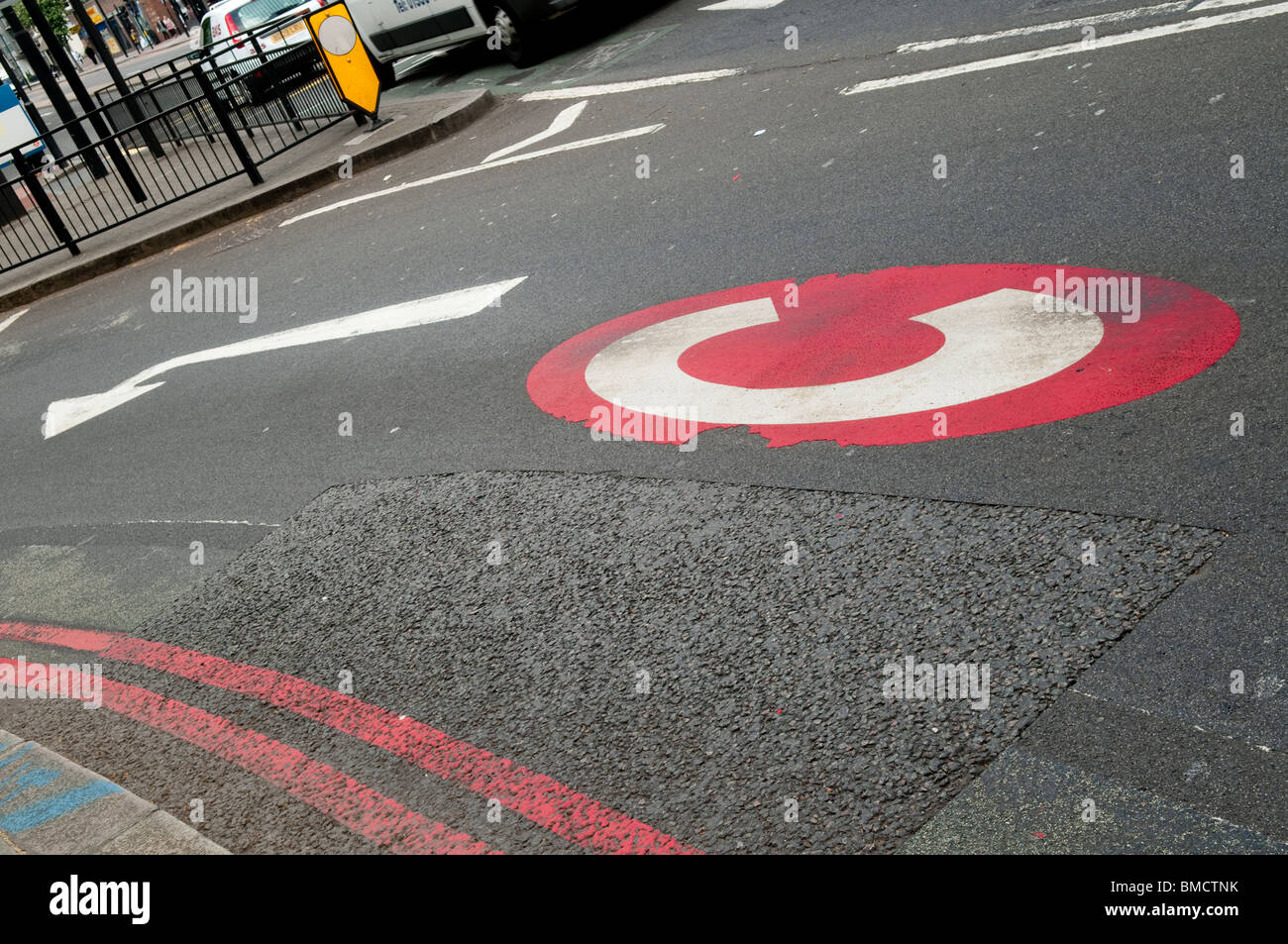 Congestion charge sign on road Stock Photo - Alamy
