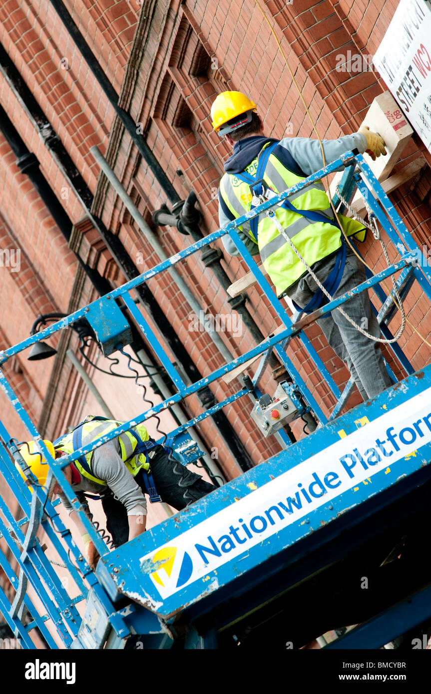 Crane lifting bricks hi-res stock photography and images - Alamy
