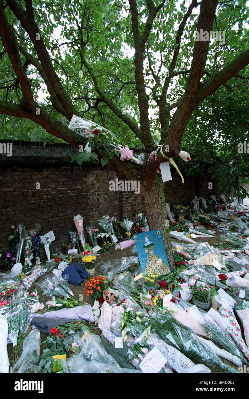 FLORAL TRIBUTES TO DIANA OUTSIDE KENSINGTON PALACE 14 September 1998 ...