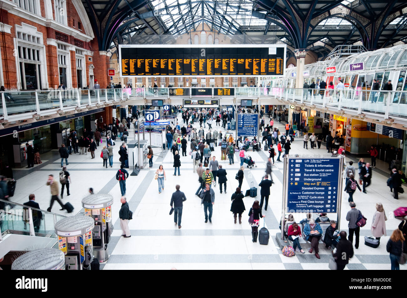 London liverpool street station roof hi-res stock photography and ...