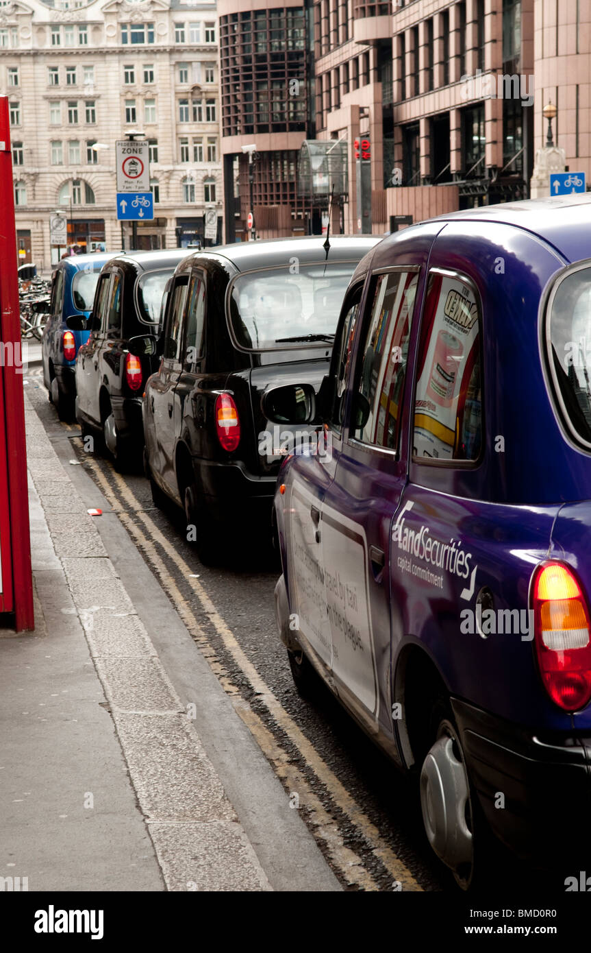 London taxis parked in taxi rank Stock Photo - Alamy