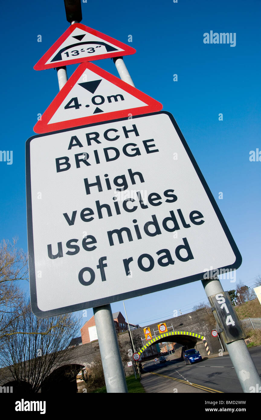 Road sign warning low bridge hi-res stock photography and images - Alamy