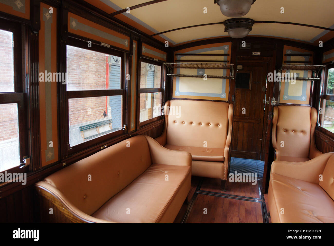 Vintage train carriage interior hi-res stock photography and images - Alamy