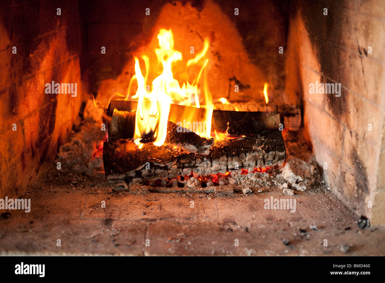 Fireplace logs flames hi-res stock photography and images - Alamy