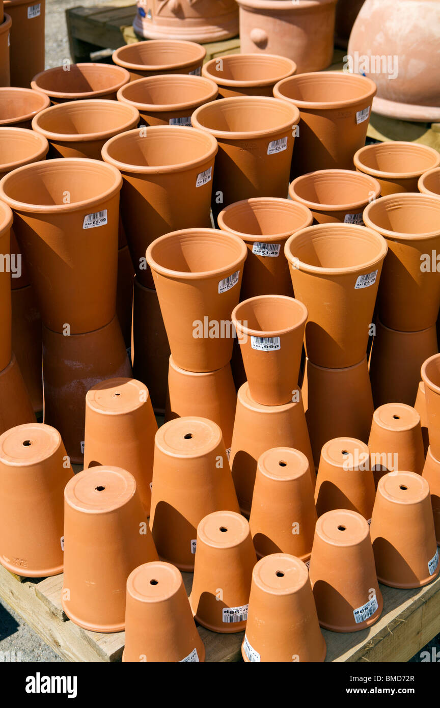Terracotta pots for sale hi-res stock photography and images - Alamy