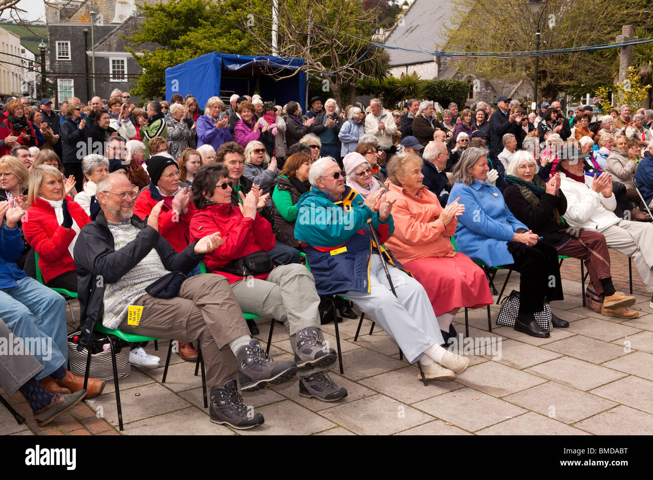 Applauding crowd hi-res stock photography and images - Alamy