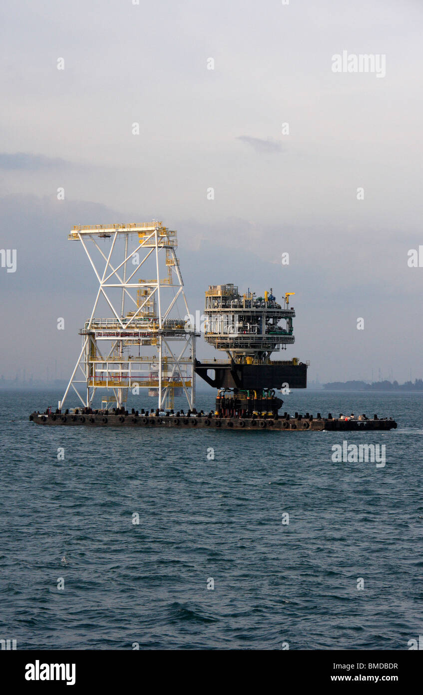 Floating platform barge hi-res stock photography and images - Alamy