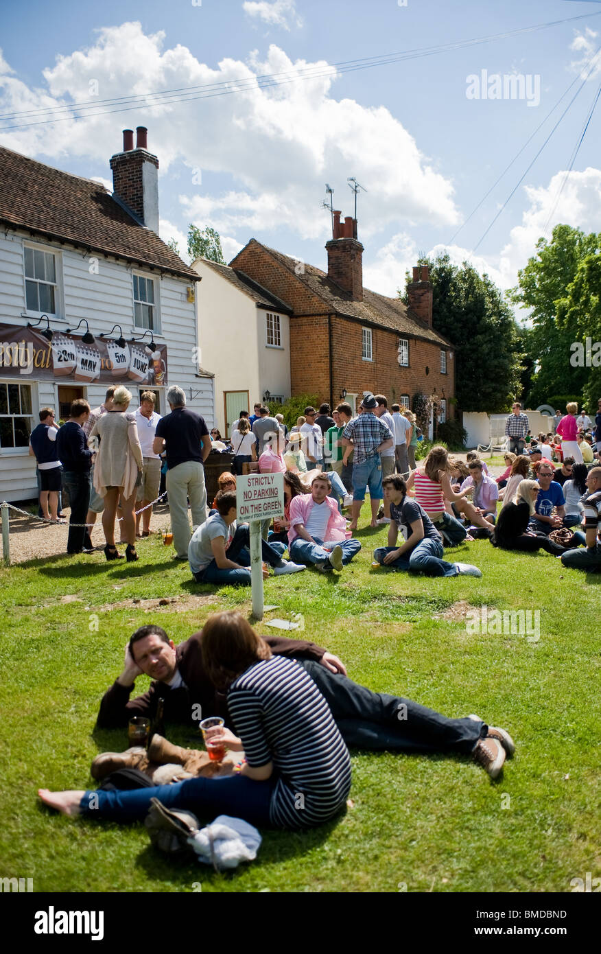 Customers outside exterior crowd crowded friends hi-res stock ...