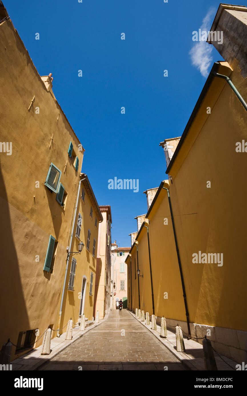 Narrow walkway between buildings, Saint Tropez, France Stock Photo - Alamy