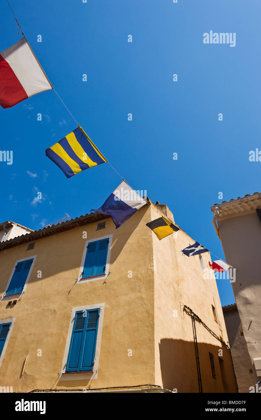 Fly between buildings hi-res stock photography and images - Alamy