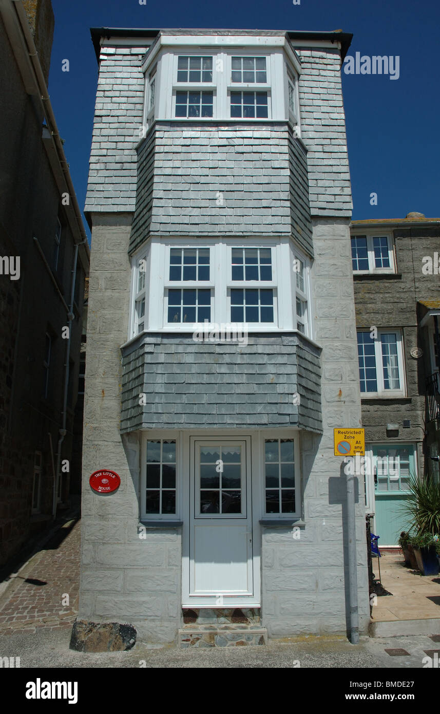 Three storey hi-res stock photography and images - Alamy