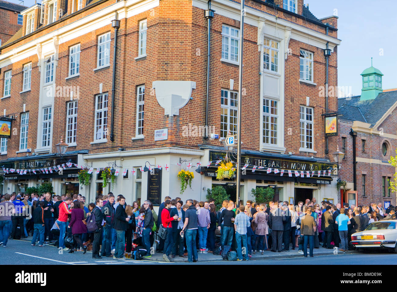LOTS OF PEOPLE DRINKING OUTDOORS AT A BUSY LONDON PUB Stock Photo - Alamy