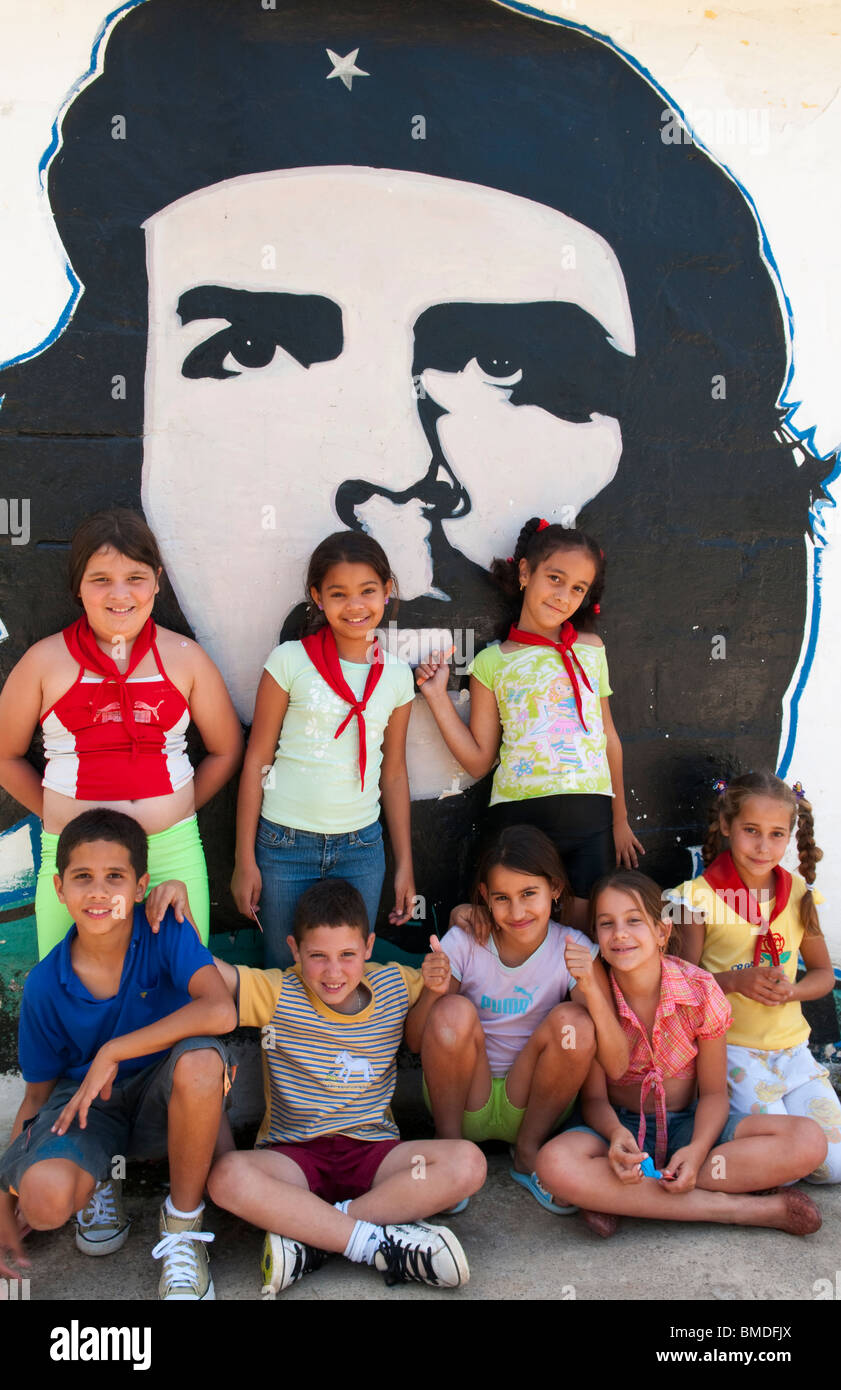 Elementary students aged 7 to 10 in front of Che mural in school in Las ...