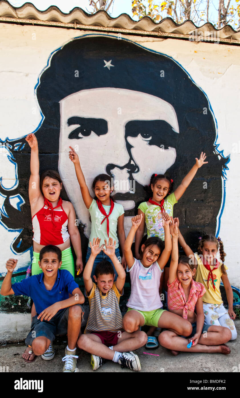 Elementary students aged 7 to 10 in front of Che mural in school in Las ...