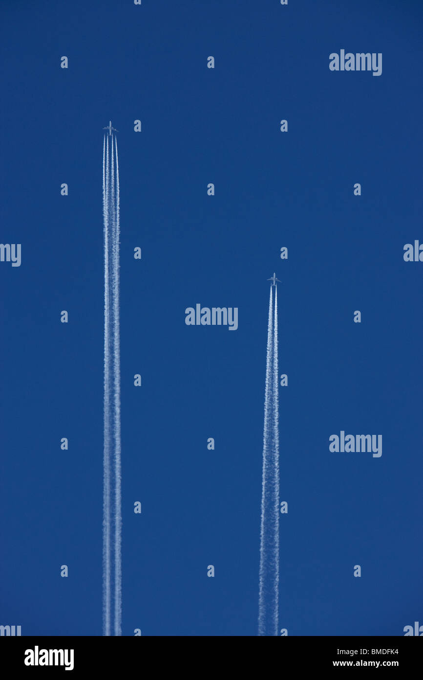 Aeroplanes contrails hi-res stock photography and images - Alamy