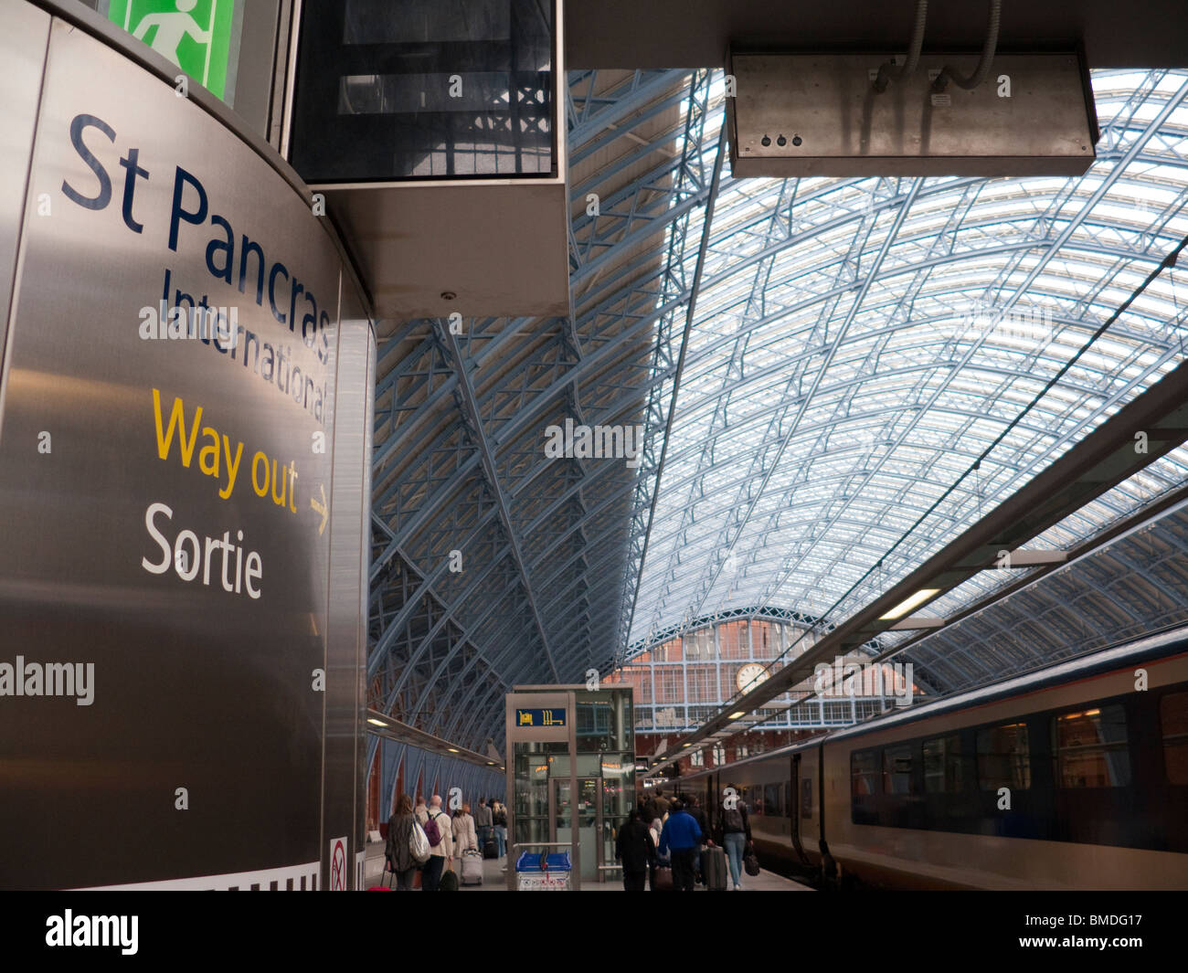 Signs platform st pancras railway hi-res stock photography and images ...