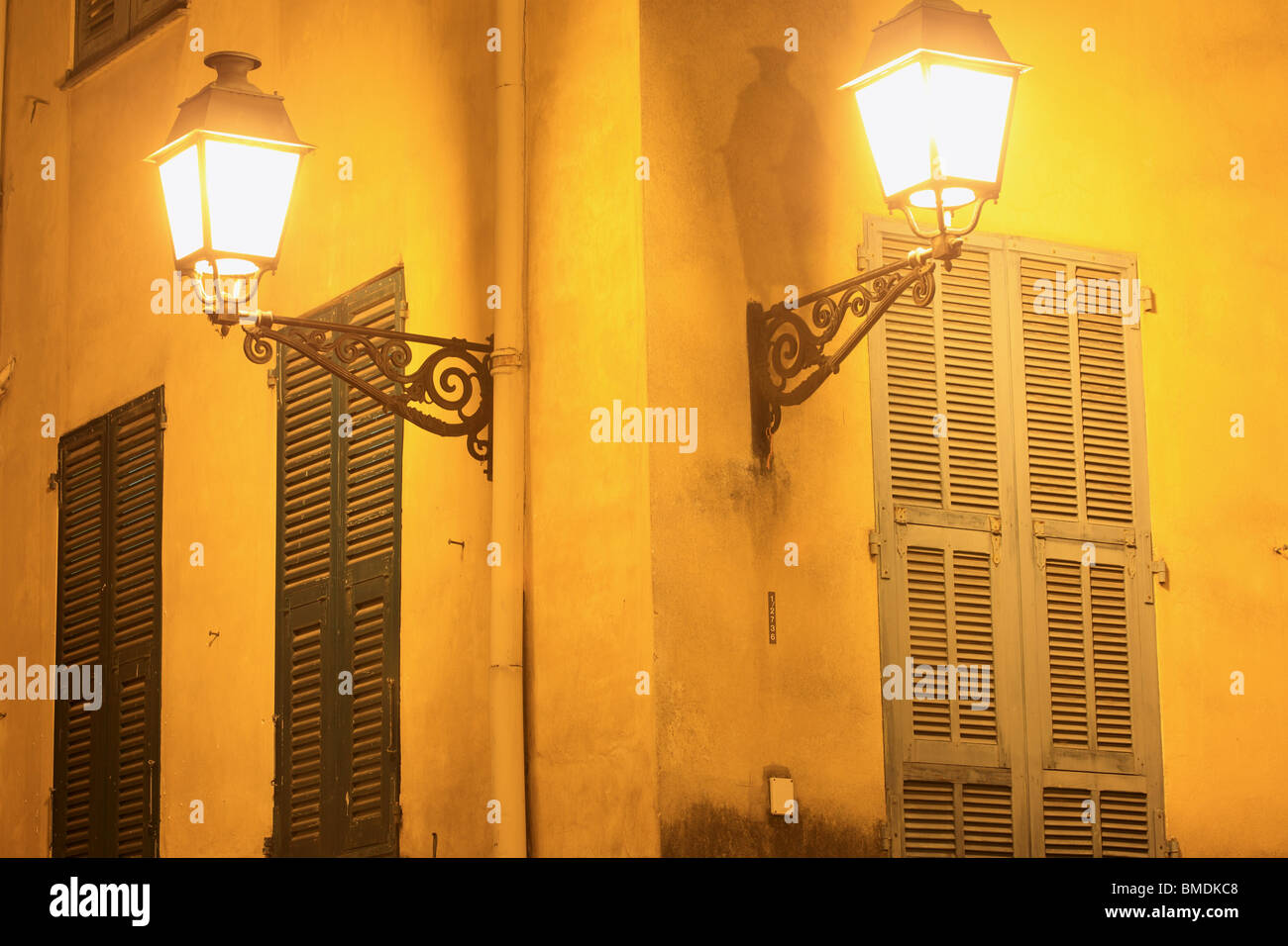 Old streetlight hi-res stock photography and images - Alamy