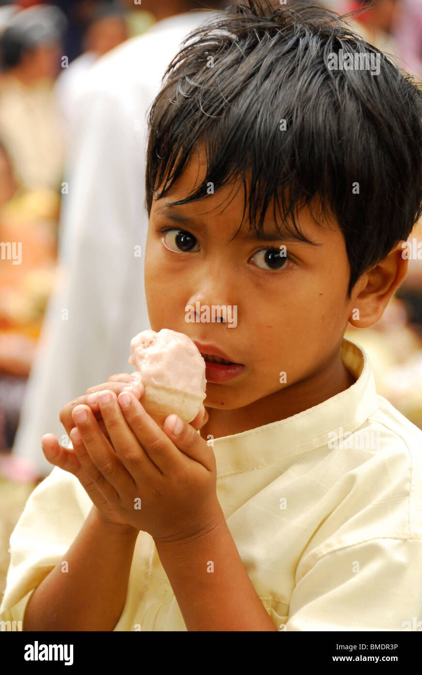 little boy eating ice cream ,funeral ceremony ,Pura Sabakabian,Bebetin ...