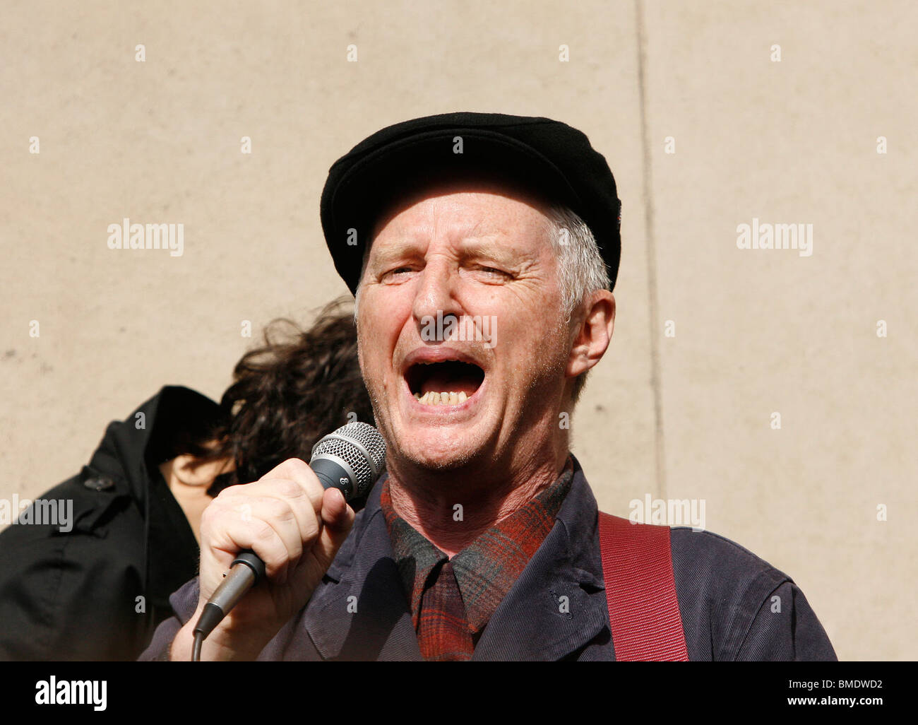 Billy Bragg leads the chanting outside the Bank of England Stock Photo ...