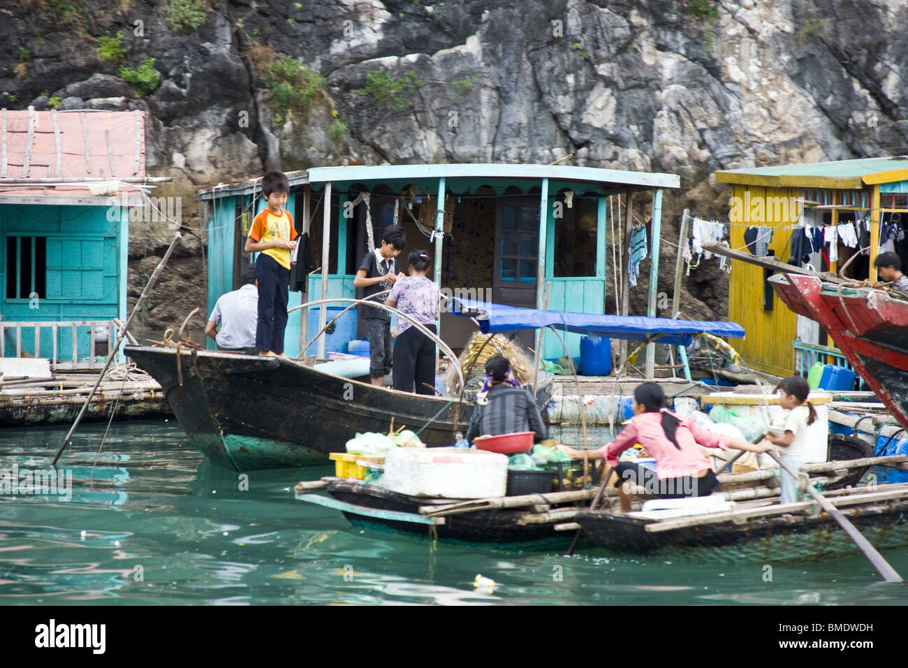 Floating halong house bay vietnam hi-res stock photography and images ...