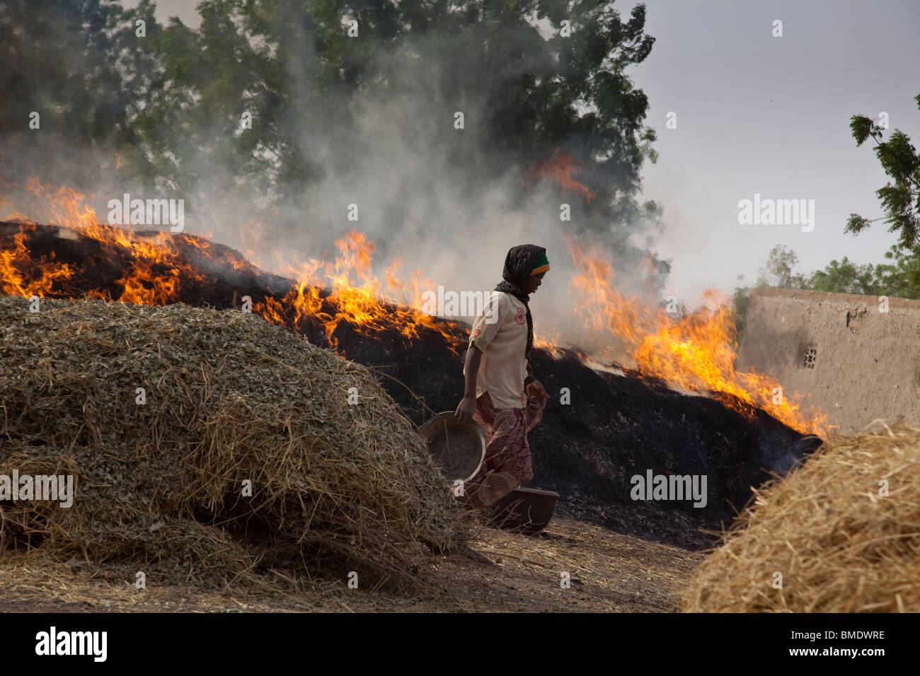 Mali pottery hi-res stock photography and images - Alamy