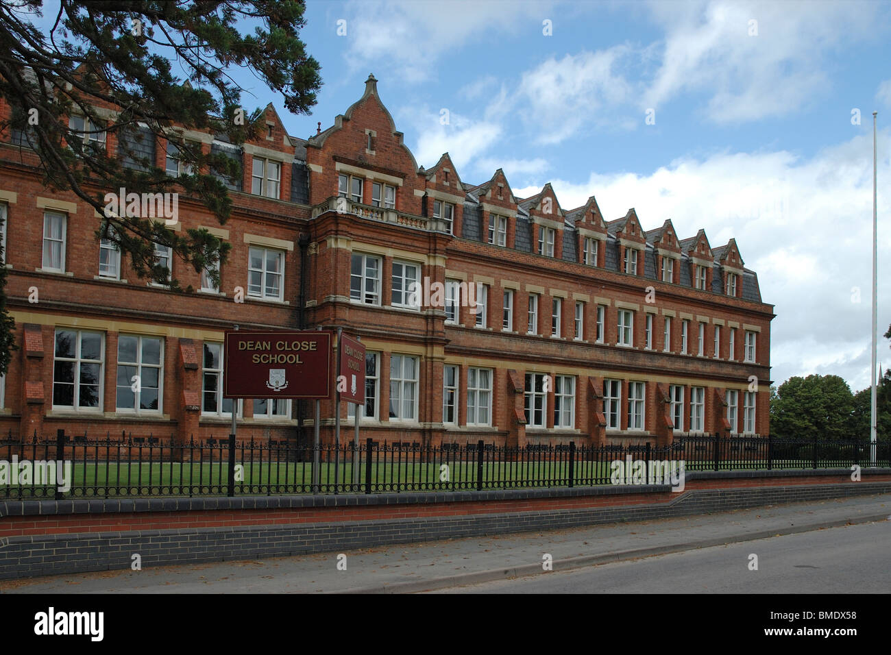 School building entrance hi-res stock photography and images - Alamy