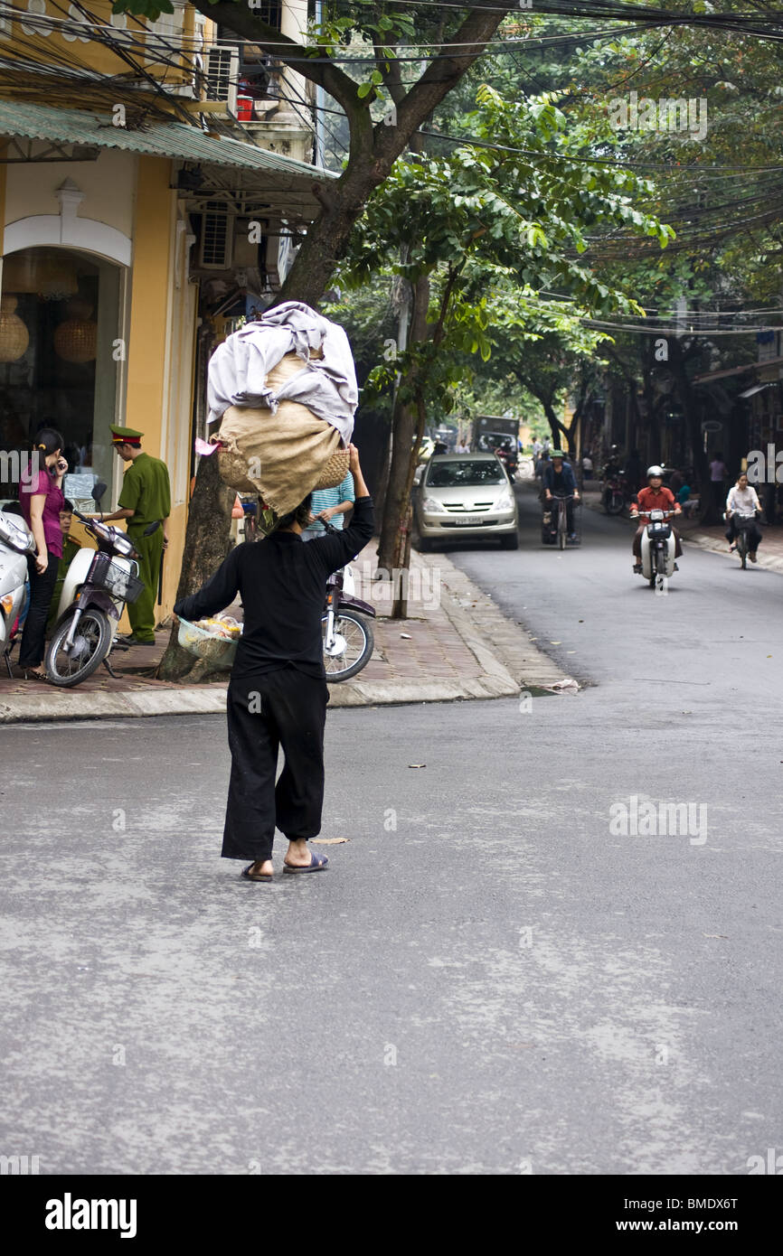 Woman carrying bundle on head hi-res stock photography and images - Alamy